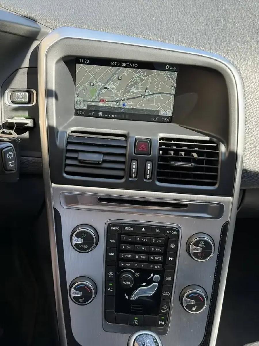White Volvo XC60 2016 in Riga, with an engine capacity of 2.40 L and mileage of 267 thousand km for 12800 €, photo 6 on AUTOMOTO.COM.LV
