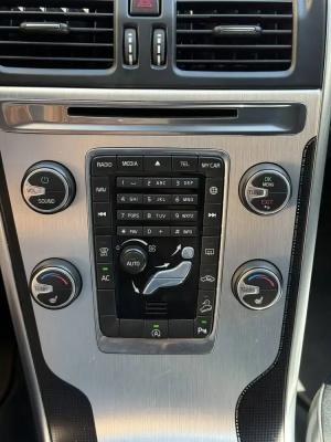 White Volvo XC60 2016 in Riga, with an engine capacity of 2.40 L and mileage of 267 thousand km for 12800 €, photo 7 on AUTOMOTO.COM.LV