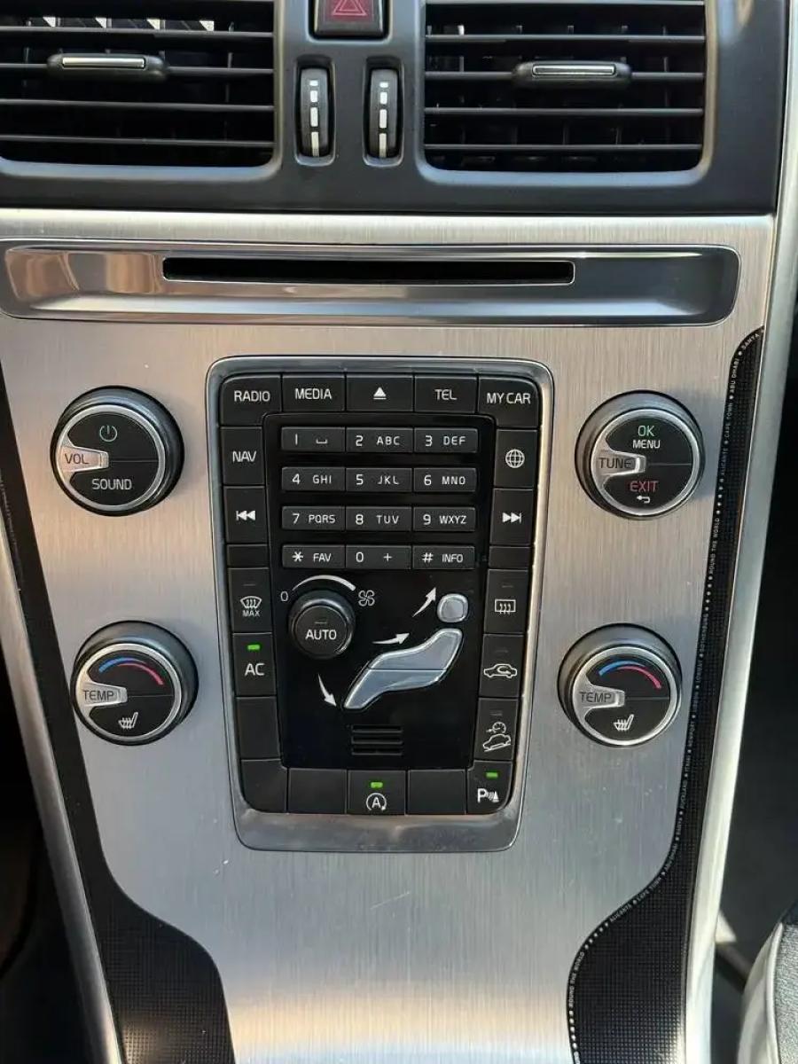 White Volvo XC60 2016 in Riga, with an engine capacity of 2.40 L and mileage of 267 thousand km for 12800 €, photo 7 on AUTOMOTO.COM.LV