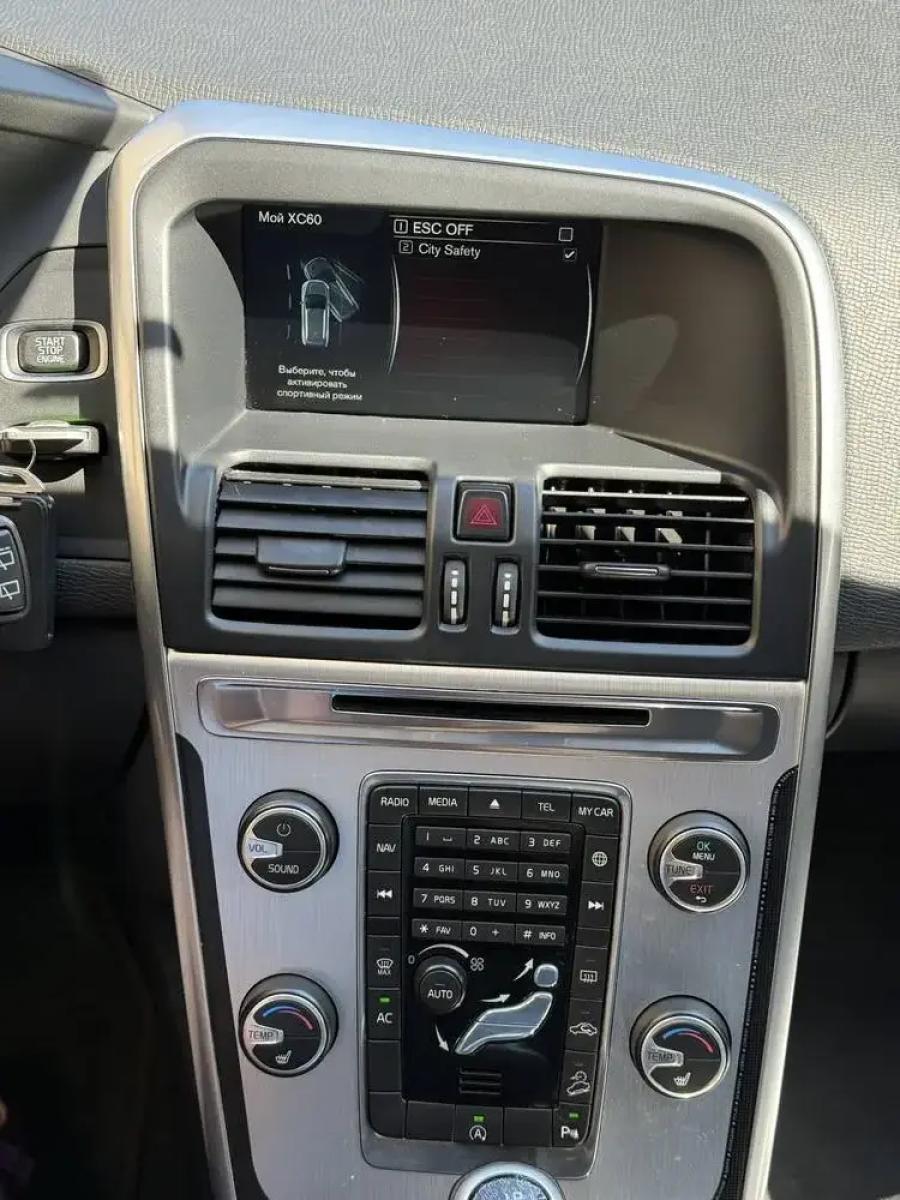 White Volvo XC60 2016 in Riga, with an engine capacity of 2.40 L and mileage of 267 thousand km for 12800 €, photo 8 on AUTOMOTO.COM.LV