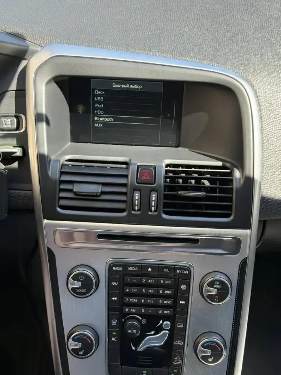 White Volvo XC60 2016 in Riga, with an engine capacity of 2.40 L and mileage of 267 thousand km for 12800 €, photo 9 on AUTOMOTO.COM.LV