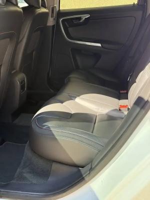 White Volvo XC60 2016 in Riga, with an engine capacity of 2.40 L and mileage of 267 thousand km for 12800 €, photo 14 on AUTOMOTO.COM.LV
