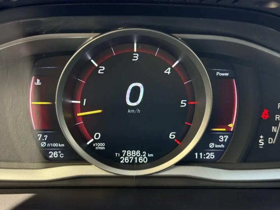 White Volvo XC60 2016 in Riga, with an engine capacity of 2.40 L and mileage of 267 thousand km for 12800 €, photo 15 on AUTOMOTO.COM.LV