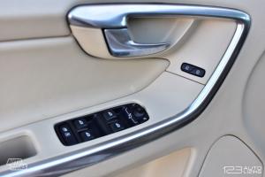 White Volvo XC60 2016 in Kretinga, with an engine capacity of 2.00 L and mileage of 210 thousand km for 12999 €, photo 15 on AUTOMOTO.COM.LV