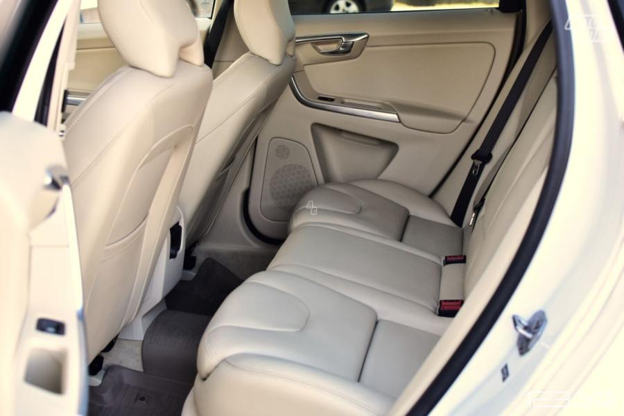 White Volvo XC60 2016 in Kretinga, with an engine capacity of 2.00 L and mileage of 210 thousand km for 12999 €, photo 17 on AUTOMOTO.COM.LV