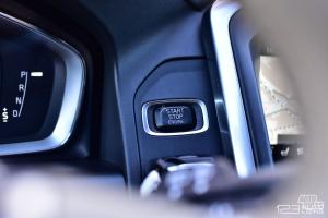 White Volvo XC60 2016 in Kretinga, with an engine capacity of 2.00 L and mileage of 210 thousand km for 12999 €, photo 24 on AUTOMOTO.COM.LV
