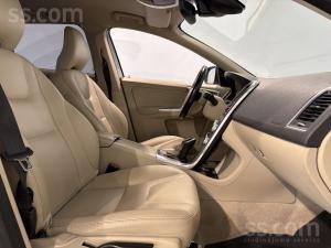 White Volvo XC60 2016 in Ventspils, with an engine capacity of 2.00 L and mileage of 140 thousand km for 14500 €, photo 8 on AUTOMOTO.COM.LV