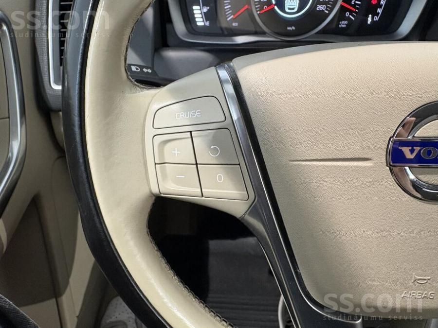 White Volvo XC60 2016 in Ventspils, with an engine capacity of 2.00 L and mileage of 140 thousand km for 14500 €, photo 15 on AUTOMOTO.COM.LV