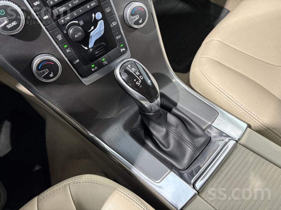 White Volvo XC60 2016 in Ventspils, with an engine capacity of 2.00 L and mileage of 140 thousand km for 14500 €, photo 17 on AUTOMOTO.COM.LV