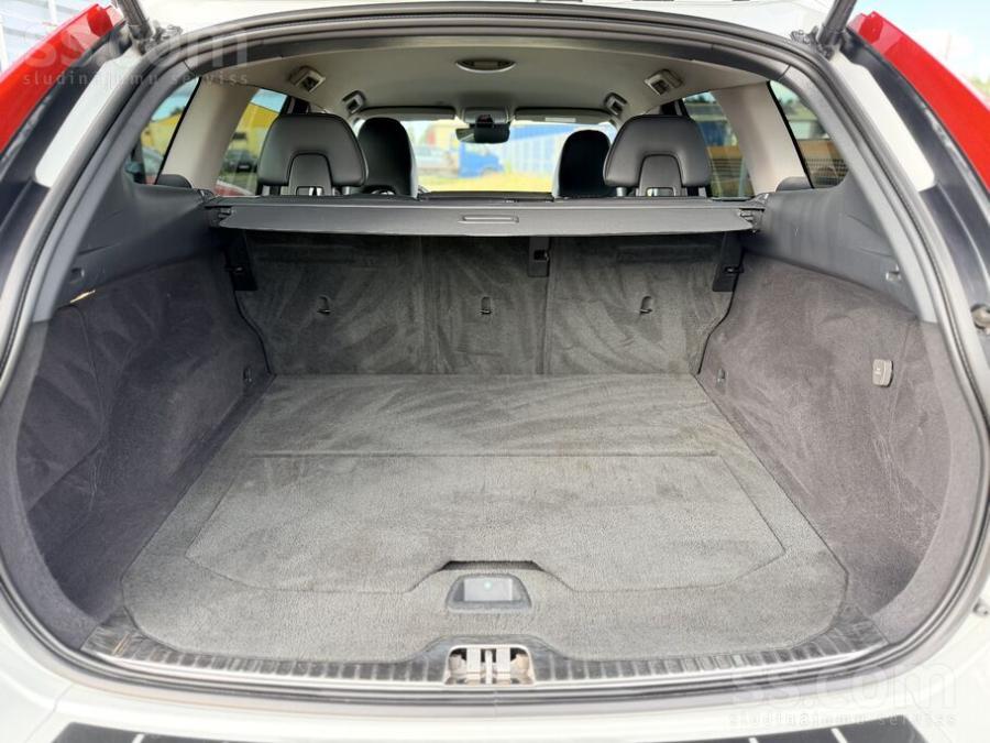 White Volvo XC60 2016 in Riga, with an engine capacity of 2.00 L and mileage of 247 thousand km for 13995 €, photo 7 on AUTOMOTO.COM.LV