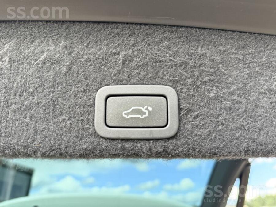 White Volvo XC60 2016 in Riga, with an engine capacity of 2.00 L and mileage of 247 thousand km for 13995 €, photo 8 on AUTOMOTO.COM.LV