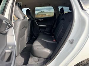 White Volvo XC60 2016 in Riga, with an engine capacity of 2.00 L and mileage of 247 thousand km for 13995 €, photo 9 on AUTOMOTO.COM.LV