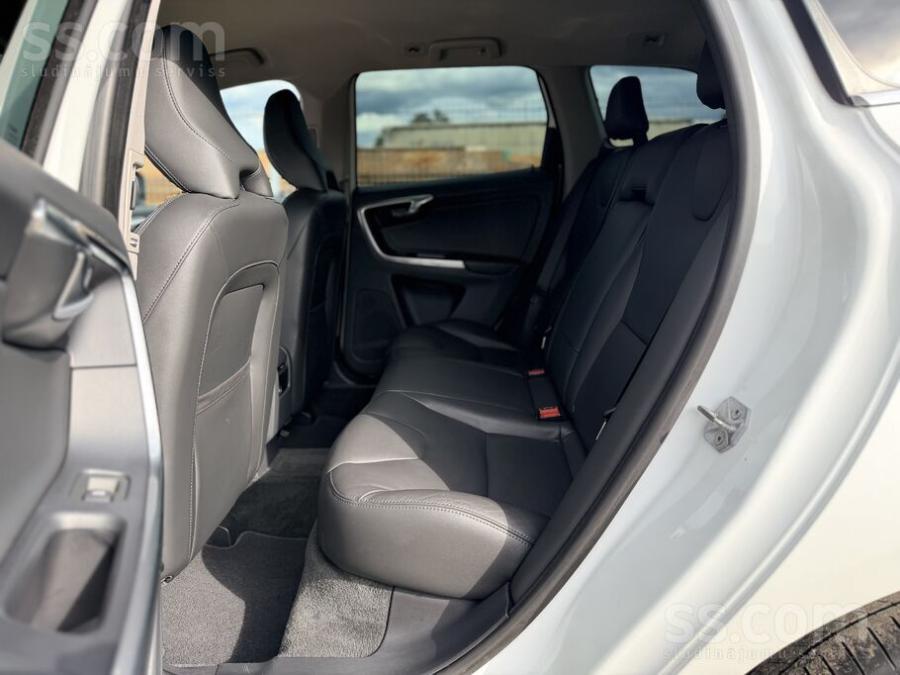 White Volvo XC60 2016 in Riga, with an engine capacity of 2.00 L and mileage of 247 thousand km for 13995 €, photo 9 on AUTOMOTO.COM.LV