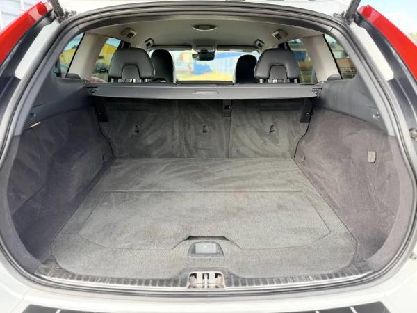 Balts Volvo XC60 2016 Rīga, ar dzinēja tilpumu 2.00 L un nobraukumu 247 tūkst. km par 13995 €, foto 6 vietnē AUTOMOTO.COM.LV