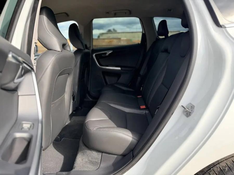 Balts Volvo XC60 2016 Rīga, ar dzinēja tilpumu 2.00 L un nobraukumu 247 tūkst. km par 13995 €, foto 9 vietnē AUTOMOTO.COM.LV