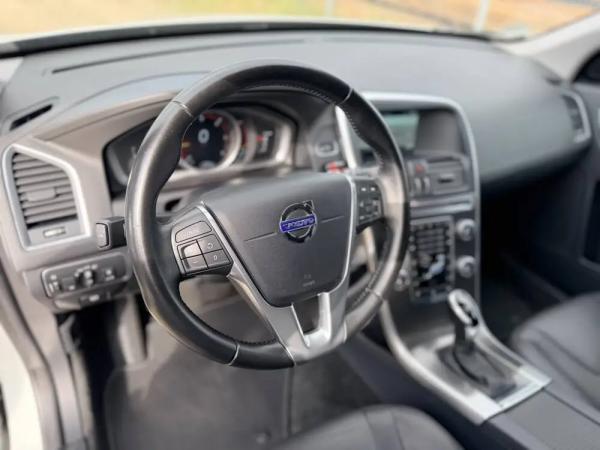 Balts Volvo XC60 2016 Rīga, ar dzinēja tilpumu 2.00 L un nobraukumu 247 tūkst. km par 13995 €, foto 10 vietnē AUTOMOTO.COM.LV