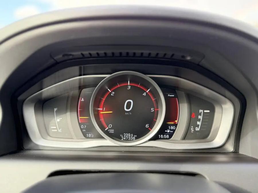 Balts Volvo XC60 2016 Rīga, ar dzinēja tilpumu 2.00 L un nobraukumu 247 tūkst. km par 13995 €, foto 13 vietnē AUTOMOTO.COM.LV