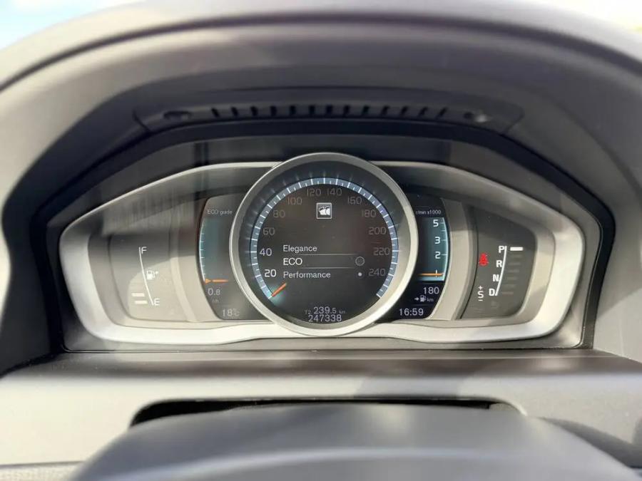 Balts Volvo XC60 2016 Rīga, ar dzinēja tilpumu 2.00 L un nobraukumu 247 tūkst. km par 13995 €, foto 15 vietnē AUTOMOTO.COM.LV