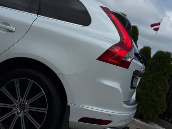 White Volvo XC60 2016 in Jelgava, with an engine capacity of 2.40 L and mileage of 214 thousand km for 16200 €, photo 8 on AUTOMOTO.COM.LV