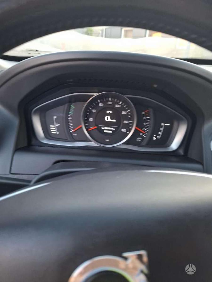 White Volvo XC60 2016 in Klaipeda, with an engine capacity of 1.97 L and mileage of 199 thousand km for 14500 €, photo 4 on AUTOMOTO.COM.LV