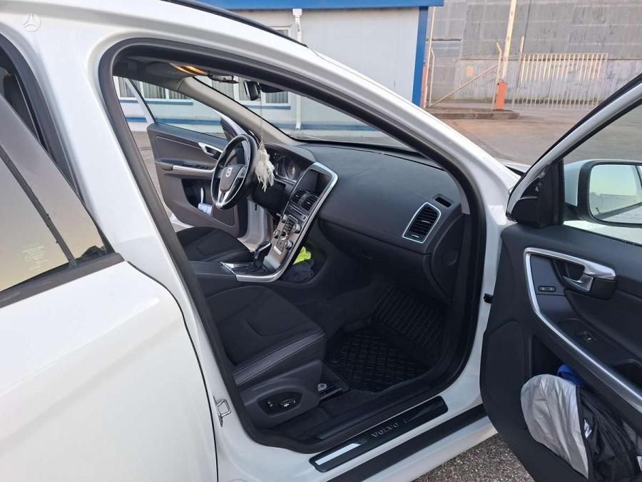 White Volvo XC60 2016 in Klaipeda, with an engine capacity of 1.97 L and mileage of 199 thousand km for 14500 €, photo 9 on AUTOMOTO.COM.LV