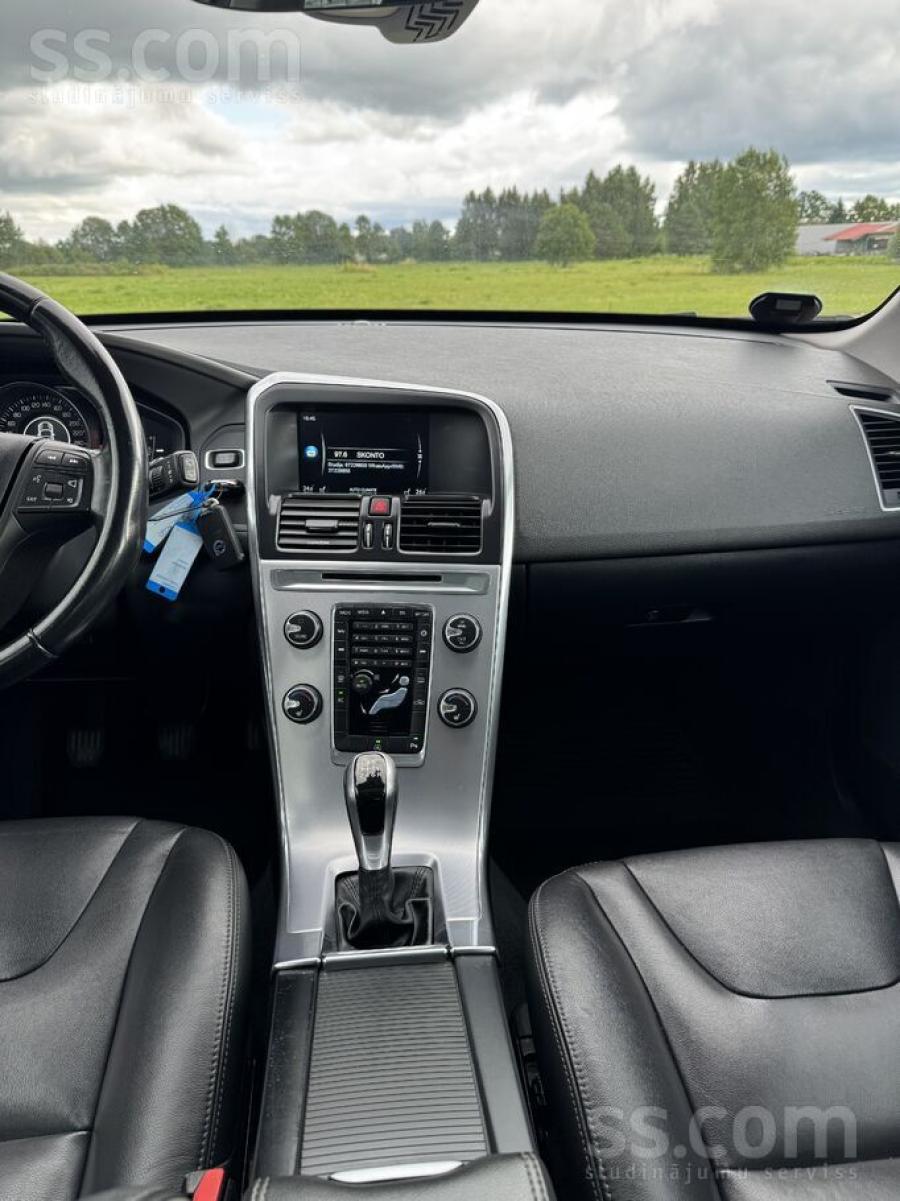White Volvo XC60 2016 in Cesis, with an engine capacity of 2.00 L and mileage of 0 thousand km for 11900 €, photo 20 on AUTOMOTO.COM.LV