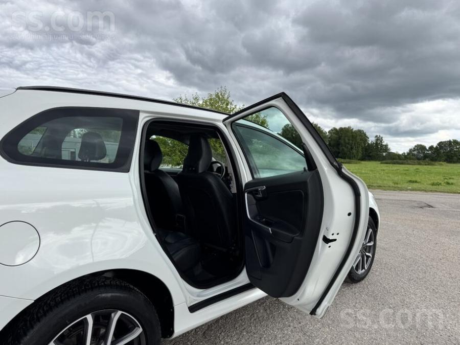 White Volvo XC60 2016 in Cesis, with an engine capacity of 2.00 L and mileage of 0 thousand km for 11900 €, photo 22 on AUTOMOTO.COM.LV