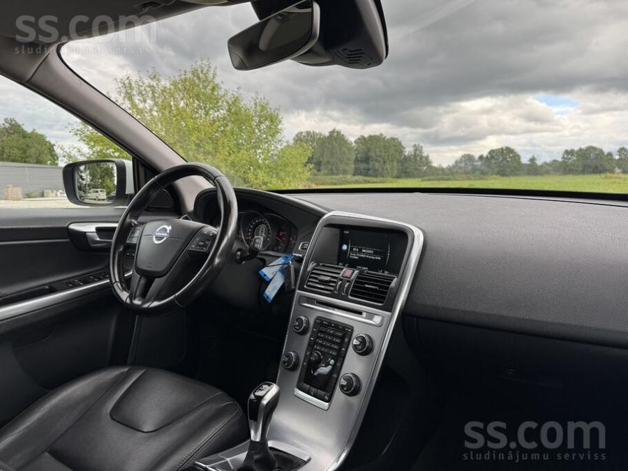 White Volvo XC60 2016 in Cesis, with an engine capacity of 2.00 L and mileage of 0 thousand km for 11900 €, photo 23 on AUTOMOTO.COM.LV