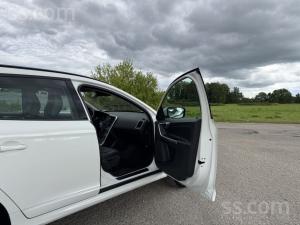 White Volvo XC60 2016 in Cesis, with an engine capacity of 2.00 L and mileage of 0 thousand km for 11900 €, photo 24 on AUTOMOTO.COM.LV
