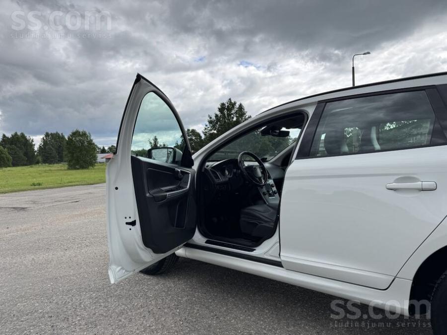 White Volvo XC60 2016 in Cesis, with an engine capacity of 2.00 L and mileage of 0 thousand km for 11900 €, photo 27 on AUTOMOTO.COM.LV