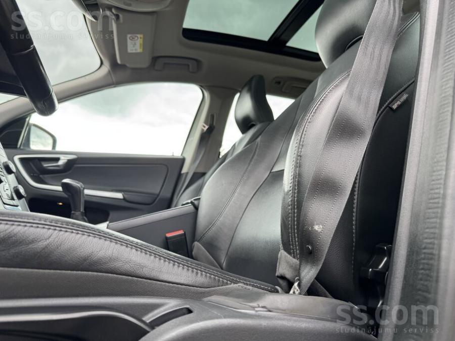 White Volvo XC60 2016 in Cesis, with an engine capacity of 2.00 L and mileage of 0 thousand km for 11900 €, photo 29 on AUTOMOTO.COM.LV