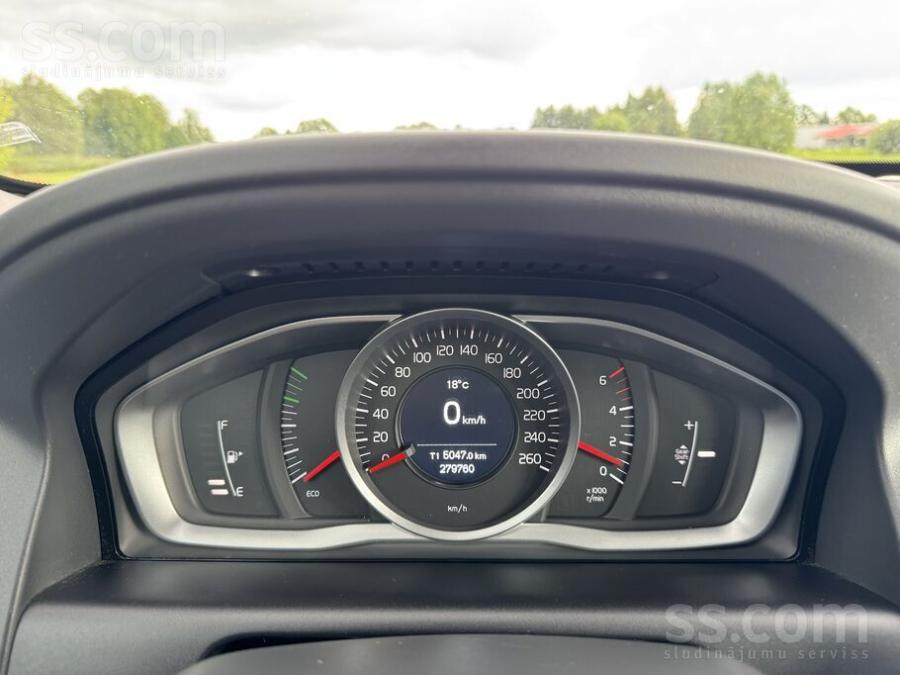 White Volvo XC60 2016 in Cesis, with an engine capacity of 2.00 L and mileage of 0 thousand km for 11900 €, photo 30 on AUTOMOTO.COM.LV