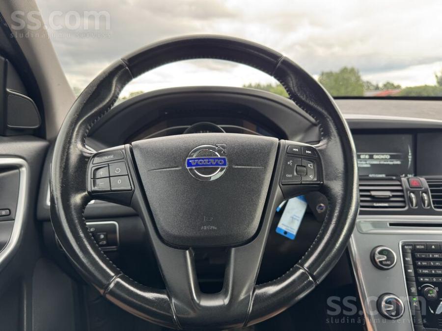 White Volvo XC60 2016 in Cesis, with an engine capacity of 2.00 L and mileage of 0 thousand km for 11900 €, photo 31 on AUTOMOTO.COM.LV