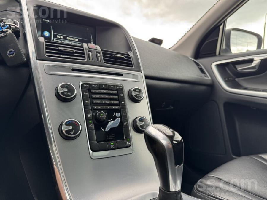White Volvo XC60 2016 in Cesis, with an engine capacity of 2.00 L and mileage of 0 thousand km for 11900 €, photo 32 on AUTOMOTO.COM.LV