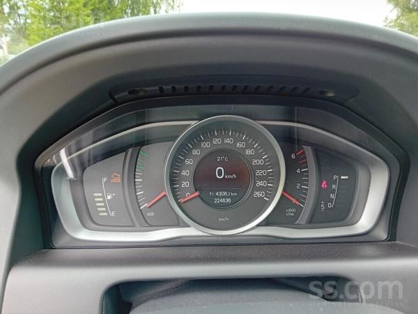White Volvo XC60 2016 in Ventspils, with an engine capacity of 2.00 L and mileage of 225 thousand km for 12300 €, photo 5 on AUTOMOTO.COM.LV