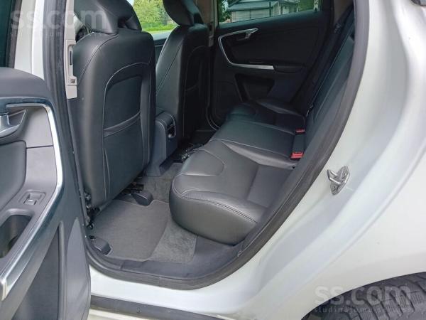 White Volvo XC60 2016 in Ventspils, with an engine capacity of 2.00 L and mileage of 225 thousand km for 12300 €, photo 10 on AUTOMOTO.COM.LV