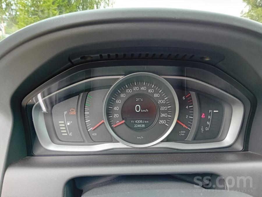 White Volvo XC60 2016 in Ventspils, with an engine capacity of 2.00 L and mileage of 225 thousand km for 12300 €, photo 6 on AUTOMOTO.COM.LV