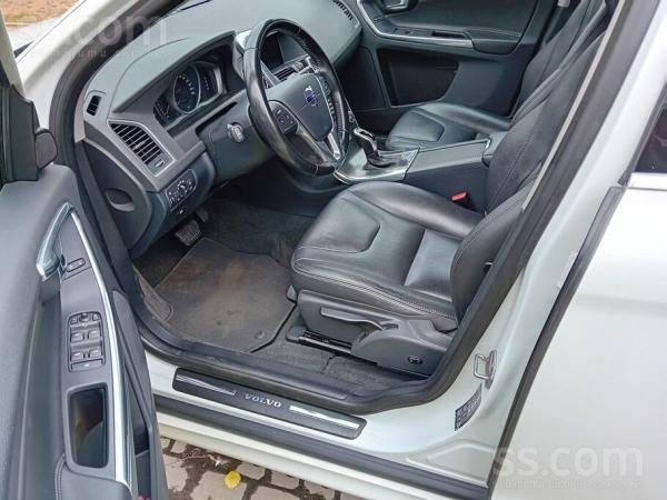 White Volvo XC60 2016 in Ventspils, with an engine capacity of 2.00 L and mileage of 225 thousand km for 12300 €, photo 6 on AUTOMOTO.COM.LV