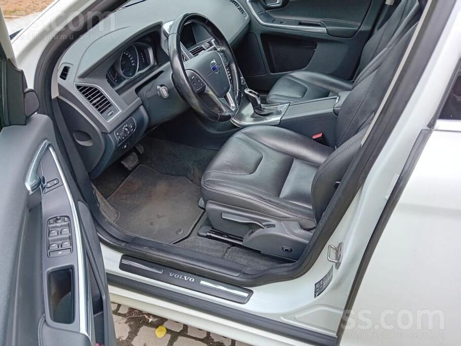 White Volvo XC60 2016 in Ventspils, with an engine capacity of 2.00 L and mileage of 225 thousand km for 12300 €, photo 7 on AUTOMOTO.COM.LV