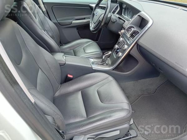 White Volvo XC60 2016 in Ventspils, with an engine capacity of 2.00 L and mileage of 225 thousand km for 12300 €, photo 7 on AUTOMOTO.COM.LV
