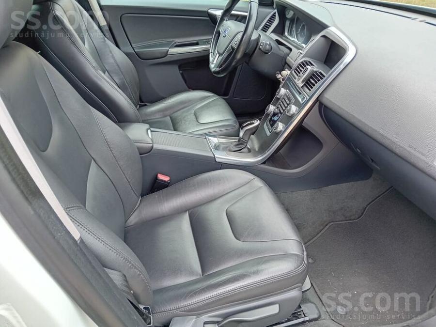 White Volvo XC60 2016 in Ventspils, with an engine capacity of 2.00 L and mileage of 225 thousand km for 12300 €, photo 8 on AUTOMOTO.COM.LV