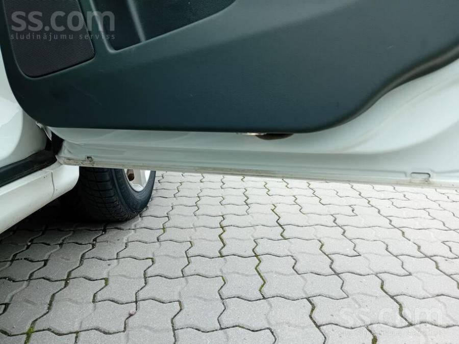 White Volvo XC60 2016 in Ventspils, with an engine capacity of 2.00 L and mileage of 225 thousand km for 12300 €, photo 9 on AUTOMOTO.COM.LV