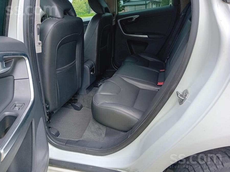 White Volvo XC60 2016 in Ventspils, with an engine capacity of 2.00 L and mileage of 225 thousand km for 12300 €, photo 11 on AUTOMOTO.COM.LV