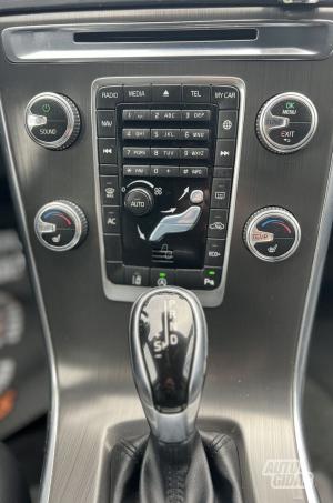White Volvo XC60 2016 in Kretinga, with an engine capacity of 2.00 L and mileage of 314 thousand km for 9950 €, photo 21 on AUTOMOTO.COM.LV