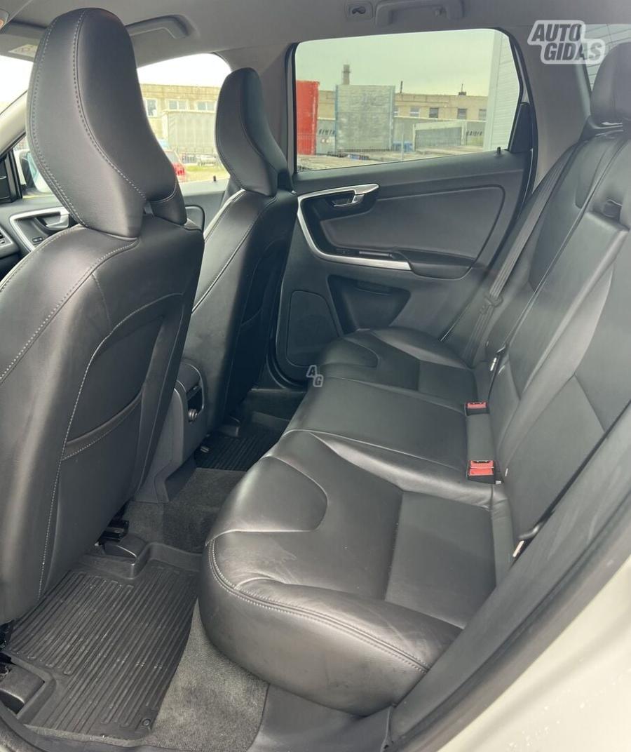White Volvo XC60 2016 in Kretinga, with an engine capacity of 2.00 L and mileage of 314 thousand km for 9950 €, photo 30 on AUTOMOTO.COM.LV