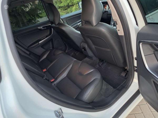 White Volvo XC60 2016 in Taurage, with an engine capacity of 1.97 L and mileage of 301 thousand km for 9600 €, photo 8 on AUTOMOTO.COM.LV