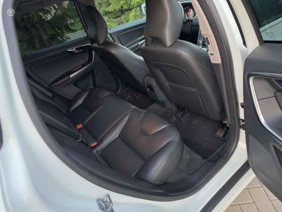 White Volvo XC60 2016 in Taurage, with an engine capacity of 1.97 L and mileage of 301 thousand km for 9600 €, photo 9 on AUTOMOTO.COM.LV
