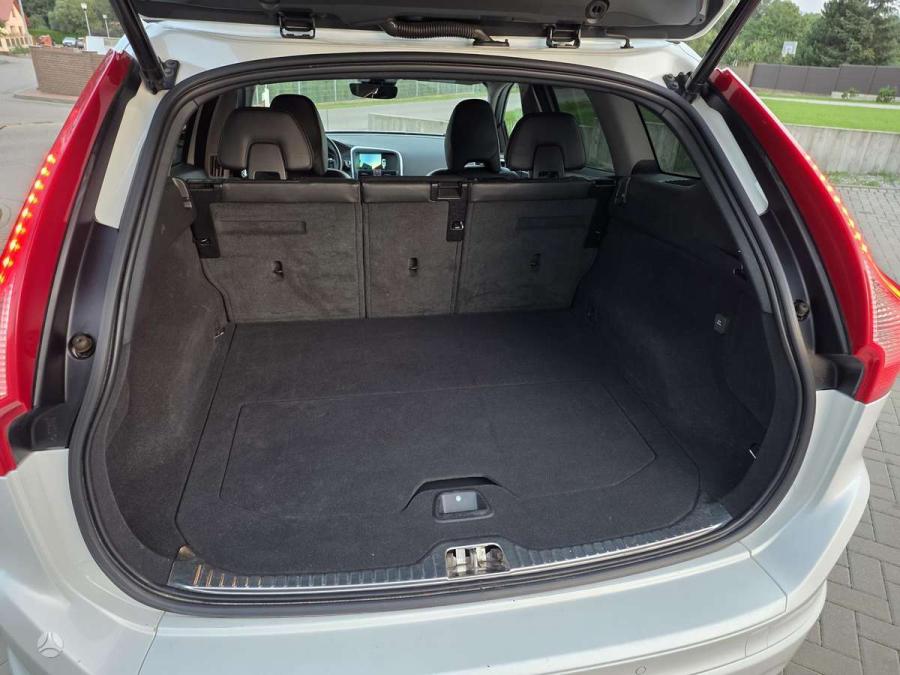 White Volvo XC60 2016 in Taurage, with an engine capacity of 1.97 L and mileage of 301 thousand km for 9600 €, photo 16 on AUTOMOTO.COM.LV