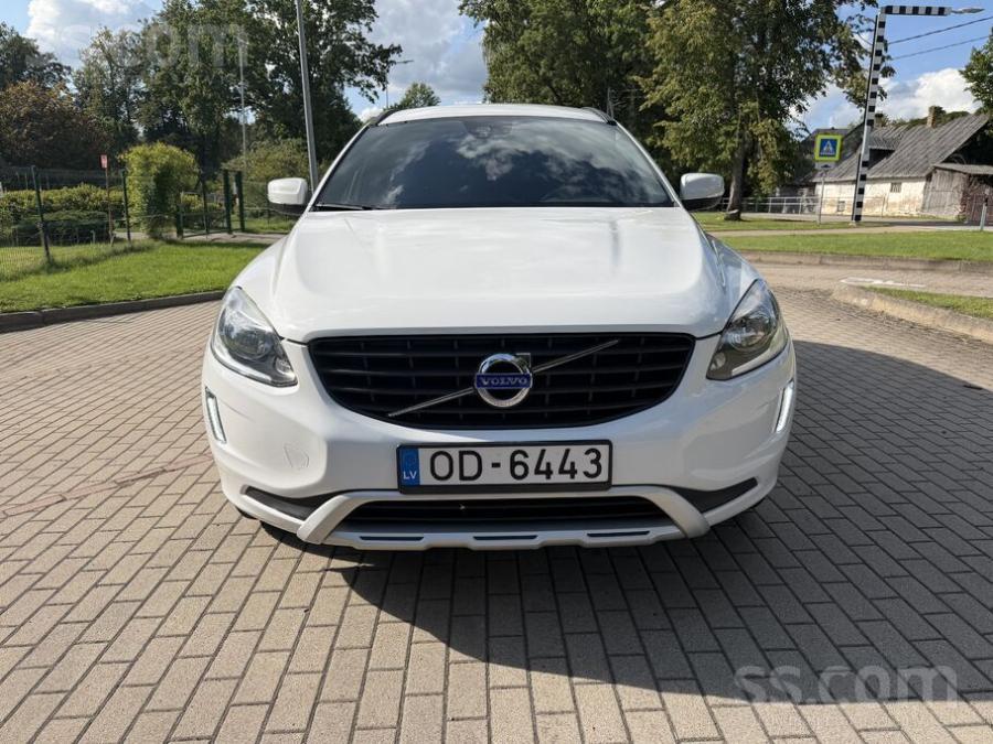 White Volvo XC60 2016 in Ogre, with an engine capacity of 2.40 L and mileage of 279 thousand km for 13150 €, photo 4 on AUTOMOTO.COM.LV