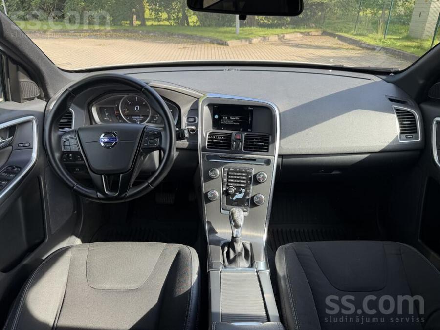 White Volvo XC60 2016 in Ogre, with an engine capacity of 2.40 L and mileage of 279 thousand km for 13150 €, photo 10 on AUTOMOTO.COM.LV